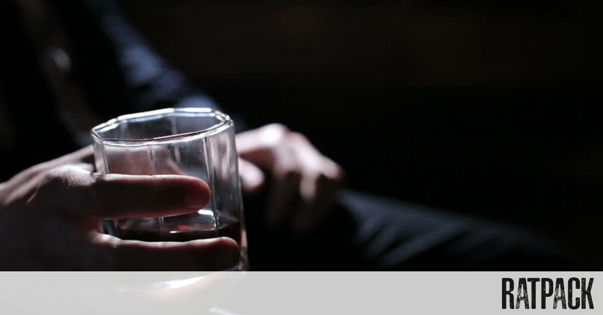 Το να πίνεις ποτό στο σπίτι ήταν πάντοτε cool - RatPack.gr