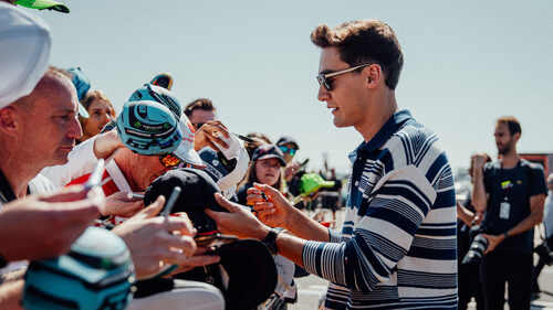 O George Russell της Mercedes-AMG Petronas έκλεψε την παράσταση στο βρετανικό GP με Tommy ...