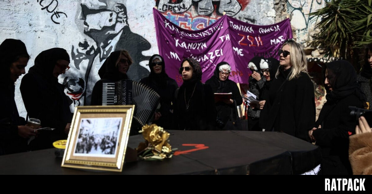Κάτοικοι έκαναν «κηδεία» στο Μεταξουργείο λόγω της επέλασης του Airbnb ...