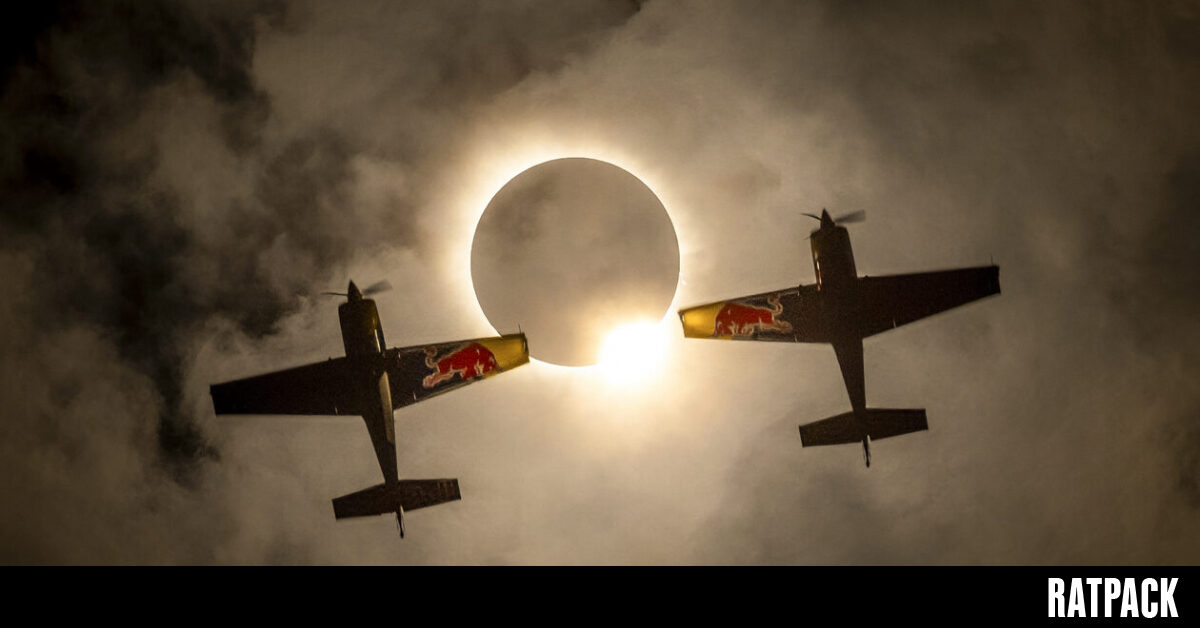 Πιλότοι «χορεύουν» στη σκιά της μεγαλύτερης έκλειψης ηλίου που έγινε ...