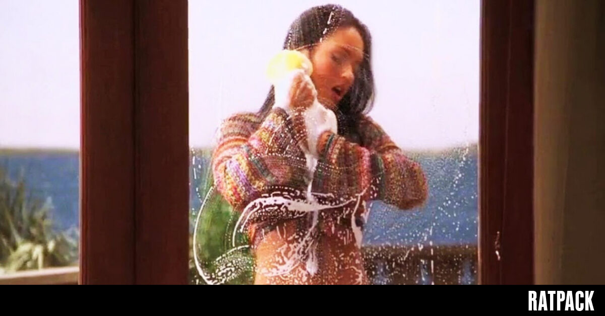 Όταν η Megan Fox απέδειξε πόσο hot μπορούν να γίνουν οι δουλειές του σπιτιού - Ratpack.gr