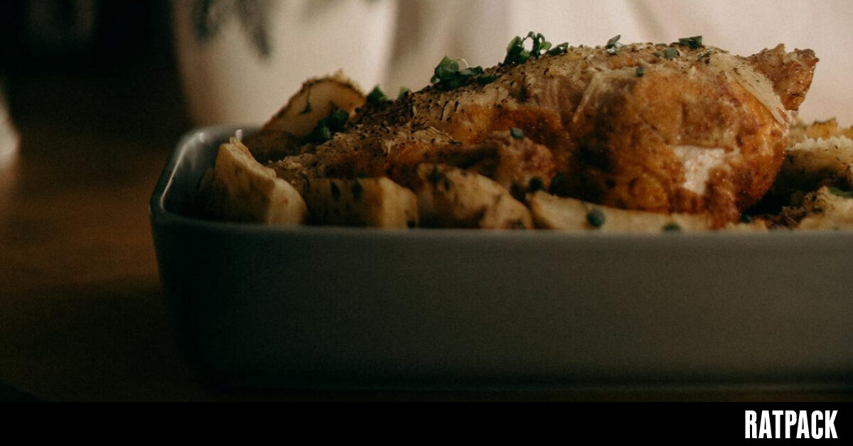 6 tips για να φτιάξεις το πιο ζουμερό κοτόπουλο με πατάτες στον φούρνο - RatPack.gr