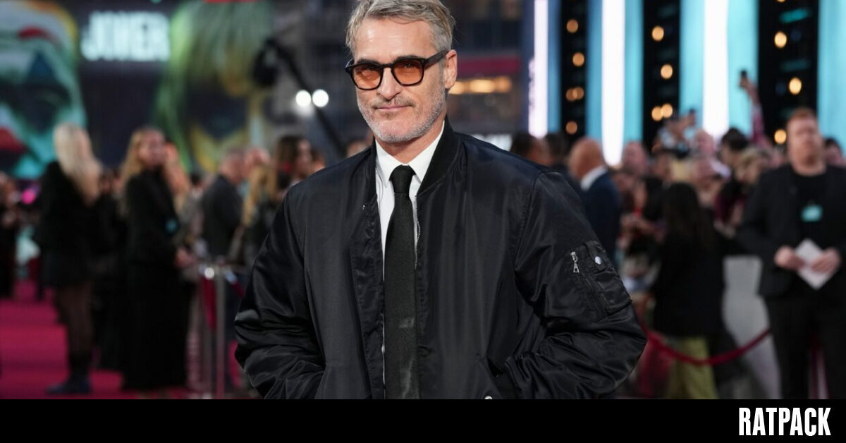 Ο Joaquin Phoenix φόρεσε γραβάτα με bomber jacket και για έναν περίεργο λόγο έδειχνε cool ...