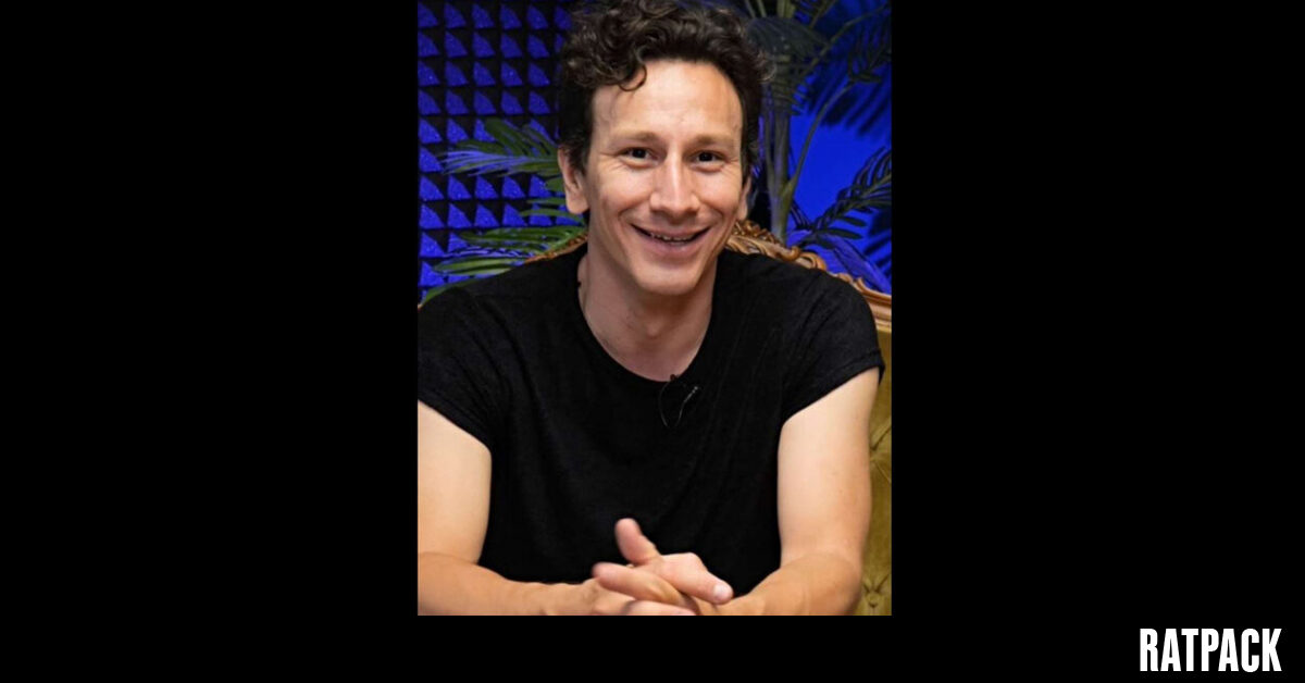 Ο Μιχάλης Σαράντης αποκαλύπτεται στον καναπέ του… «Κανα-πες» - RatPack.gr