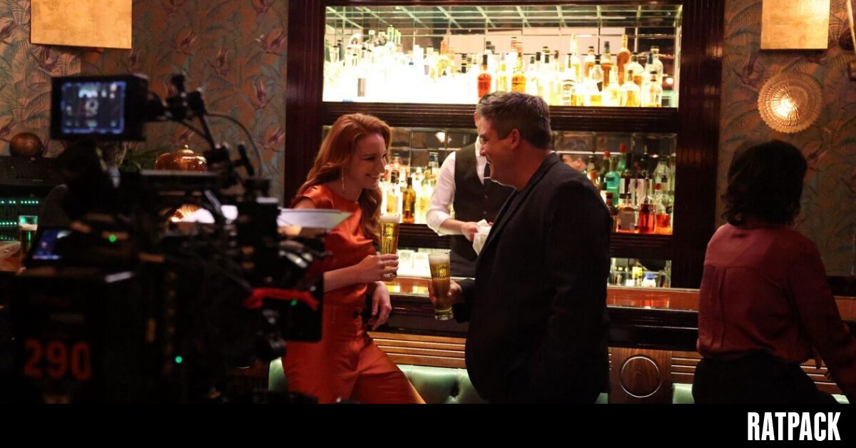 Ένα (τηλεοπτικό) μπαρ, μία Kaiser και δύο αγαπημένοι μας ηθοποιοί - Ratpack.gr